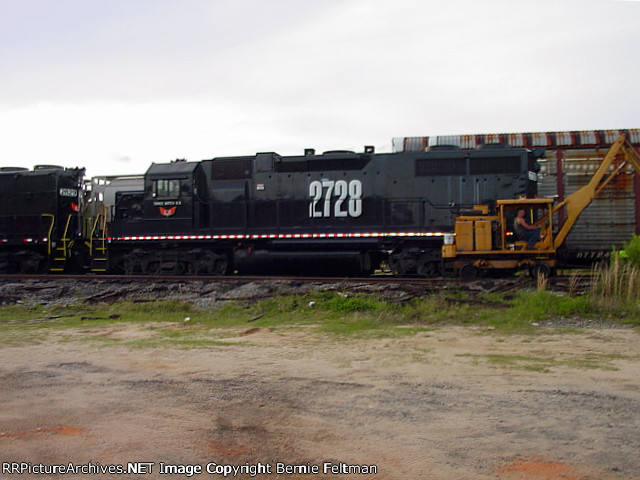 Three Notch Railroad GP38 #2728 sits in the clear as a contractor with a tie gang inserts new ...